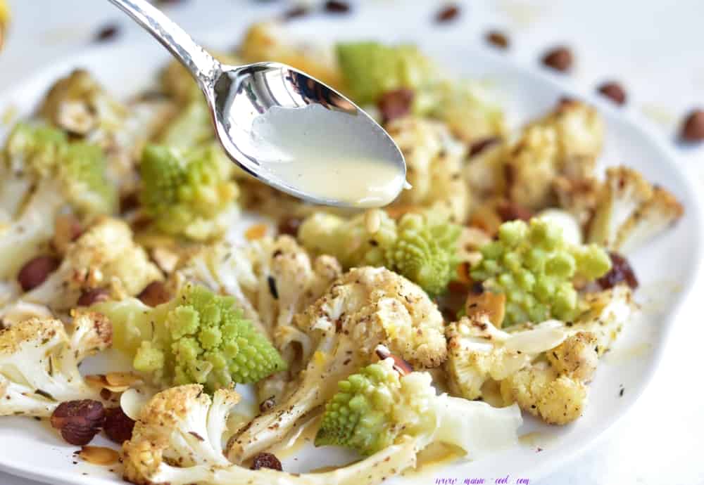 Pieczony kalafior z romanesco i sosem sezamowo-cytrynowym