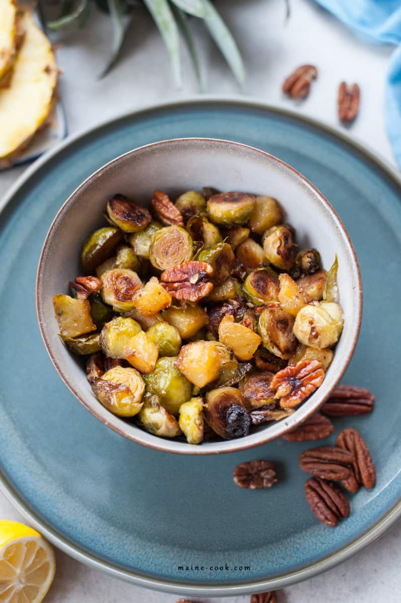 Pieczona brukselka z ananasem i orzechami pekan - Everyday Delicious