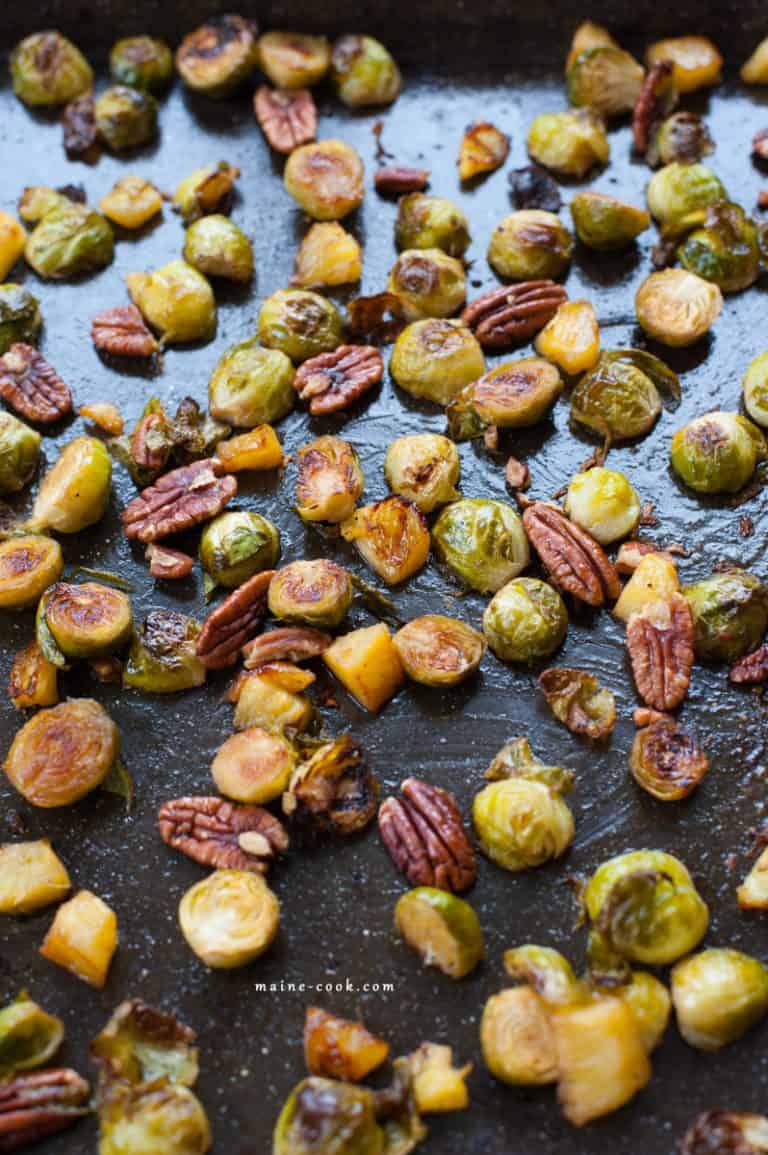 Pieczona brukselka z ananasem i orzechami pekan - Everyday Delicious